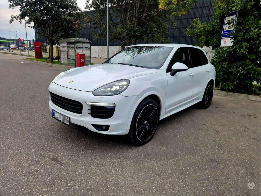 White Porsche Cayenne 2016 in Kaunas, with an engine capacity of 3.60 L and mileage of 206 thousand km for 18800 €, photo 1 on AUTOMOTO.COM.LV
