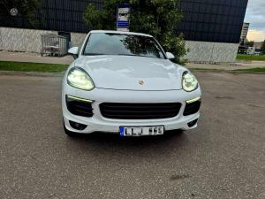 White Porsche Cayenne 2016 in Kaunas, with an engine capacity of 3.60 L and mileage of 206 thousand km for 18800 €, photo 3 on AUTOMOTO.COM.LV