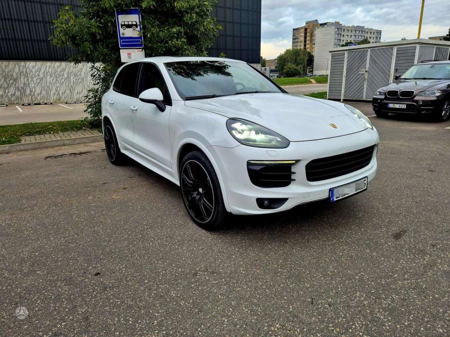 White Porsche Cayenne 2016 in Kaunas, with an engine capacity of 3.60 L and mileage of 206 thousand km for 18800 €, photo 4 on AUTOMOTO.COM.LV