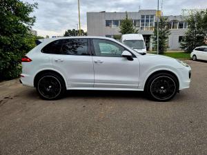 White Porsche Cayenne 2016 in Kaunas, with an engine capacity of 3.60 L and mileage of 206 thousand km for 18800 €, photo 5 on AUTOMOTO.COM.LV
