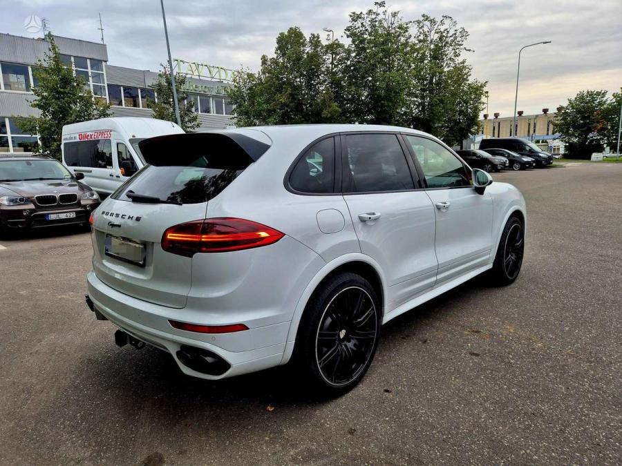 White Porsche Cayenne 2016 in Kaunas, with an engine capacity of 3.60 L and mileage of 206 thousand km for 18800 €, photo 6 on AUTOMOTO.COM.LV