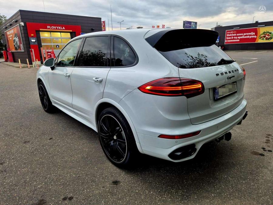White Porsche Cayenne 2016 in Kaunas, with an engine capacity of 3.60 L and mileage of 206 thousand km for 18800 €, photo 8 on AUTOMOTO.COM.LV