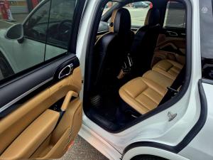 White Porsche Cayenne 2016 in Kaunas, with an engine capacity of 3.60 L and mileage of 206 thousand km for 18800 €, photo 9 on AUTOMOTO.COM.LV