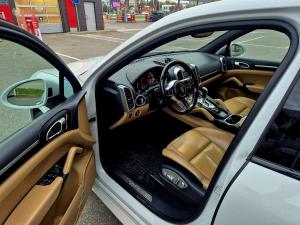 White Porsche Cayenne 2016 in Kaunas, with an engine capacity of 3.60 L and mileage of 206 thousand km for 18800 €, photo 10 on AUTOMOTO.COM.LV