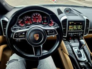 White Porsche Cayenne 2016 in Kaunas, with an engine capacity of 3.60 L and mileage of 206 thousand km for 18800 €, photo 11 on AUTOMOTO.COM.LV
