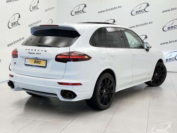 White Porsche Cayenne 2016 in Vilnius, with an engine capacity of 3.60 L and mileage of 202 thousand km for 20900 €, photo 4 on AUTOMOTO.COM.LV