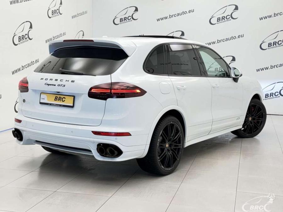 White Porsche Cayenne 2016 in Vilnius, with an engine capacity of 3.60 L and mileage of 202 thousand km for 20900 €, photo 4 on AUTOMOTO.COM.LV