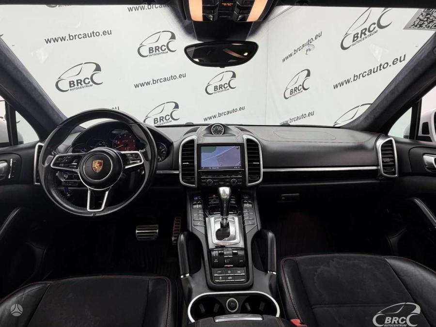 White Porsche Cayenne 2016 in Vilnius, with an engine capacity of 3.60 L and mileage of 202 thousand km for 20900 €, photo 5 on AUTOMOTO.COM.LV