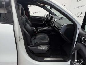 White Porsche Cayenne 2016 in Vilnius, with an engine capacity of 3.60 L and mileage of 202 thousand km for 20900 €, photo 6 on AUTOMOTO.COM.LV