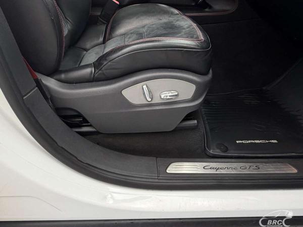White Porsche Cayenne 2016 in Vilnius, with an engine capacity of 3.60 L and mileage of 202 thousand km for 20900 €, photo 8 on AUTOMOTO.COM.LV