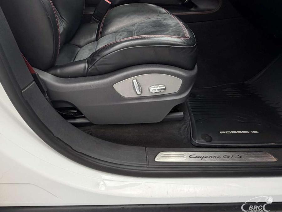 White Porsche Cayenne 2016 in Vilnius, with an engine capacity of 3.60 L and mileage of 202 thousand km for 20900 €, photo 8 on AUTOMOTO.COM.LV