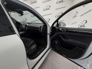White Porsche Cayenne 2016 in Vilnius, with an engine capacity of 3.60 L and mileage of 202 thousand km for 20900 €, photo 10 on AUTOMOTO.COM.LV