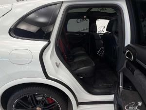 White Porsche Cayenne 2016 in Vilnius, with an engine capacity of 3.60 L and mileage of 202 thousand km for 20900 €, photo 12 on AUTOMOTO.COM.LV
