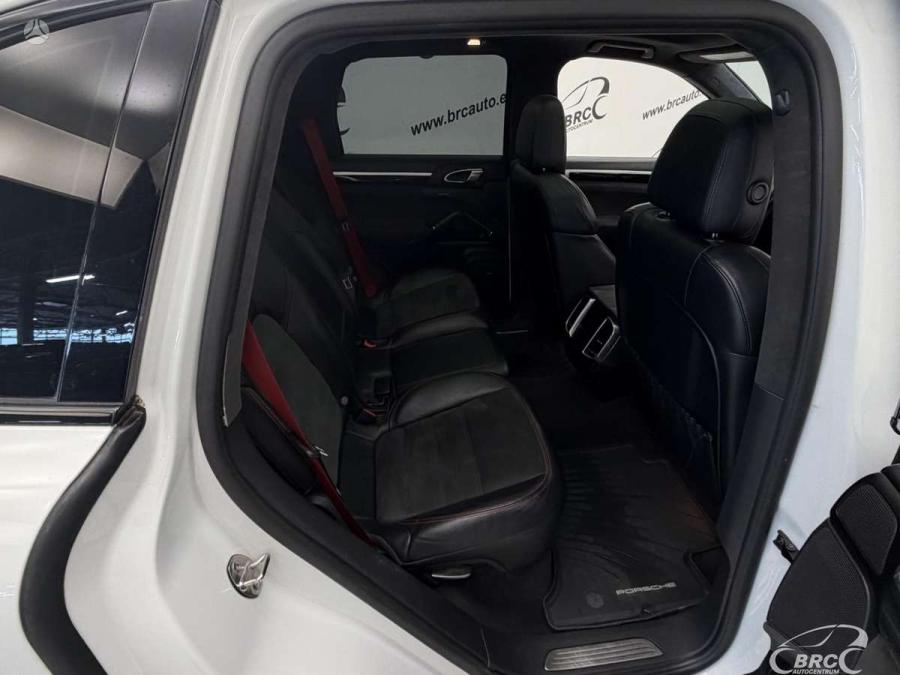 White Porsche Cayenne 2016 in Vilnius, with an engine capacity of 3.60 L and mileage of 202 thousand km for 20900 €, photo 13 on AUTOMOTO.COM.LV