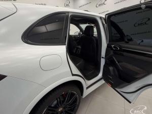 White Porsche Cayenne 2016 in Vilnius, with an engine capacity of 3.60 L and mileage of 202 thousand km for 20900 €, photo 15 on AUTOMOTO.COM.LV