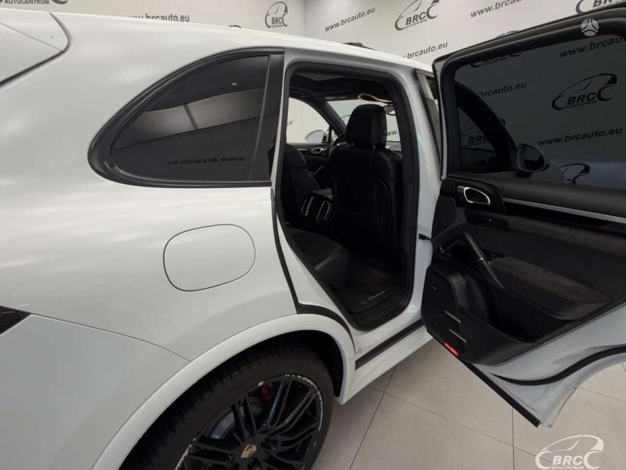 White Porsche Cayenne 2016 in Vilnius, with an engine capacity of 3.60 L and mileage of 202 thousand km for 20900 €, photo 15 on AUTOMOTO.COM.LV