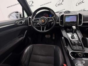 White Porsche Cayenne 2016 in Vilnius, with an engine capacity of 3.60 L and mileage of 202 thousand km for 20900 €, photo 16 on AUTOMOTO.COM.LV