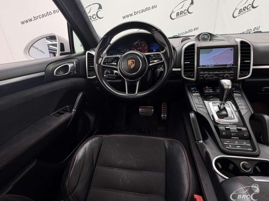 White Porsche Cayenne 2016 in Vilnius, with an engine capacity of 3.60 L and mileage of 202 thousand km for 20900 €, photo 16 on AUTOMOTO.COM.LV