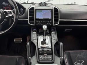 White Porsche Cayenne 2016 in Vilnius, with an engine capacity of 3.60 L and mileage of 202 thousand km for 20900 €, photo 17 on AUTOMOTO.COM.LV