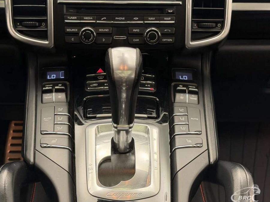 White Porsche Cayenne 2016 in Vilnius, with an engine capacity of 3.60 L and mileage of 202 thousand km for 20900 €, photo 19 on AUTOMOTO.COM.LV
