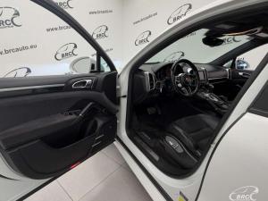 White Porsche Cayenne 2016 in Vilnius, with an engine capacity of 3.60 L and mileage of 202 thousand km for 20900 €, photo 20 on AUTOMOTO.COM.LV
