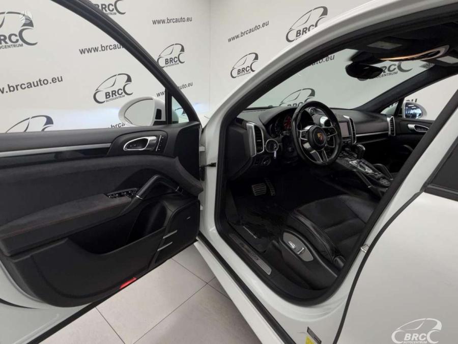 White Porsche Cayenne 2016 in Vilnius, with an engine capacity of 3.60 L and mileage of 202 thousand km for 20900 €, photo 20 on AUTOMOTO.COM.LV
