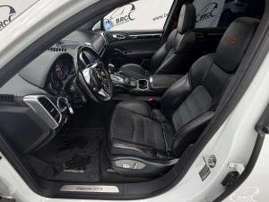 White Porsche Cayenne 2016 in Vilnius, with an engine capacity of 3.60 L and mileage of 202 thousand km for 20900 €, photo 22 on AUTOMOTO.COM.LV