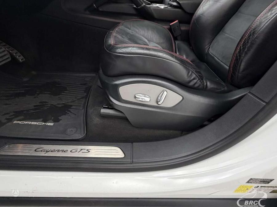 White Porsche Cayenne 2016 in Vilnius, with an engine capacity of 3.60 L and mileage of 202 thousand km for 20900 €, photo 23 on AUTOMOTO.COM.LV