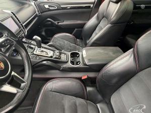 White Porsche Cayenne 2016 in Vilnius, with an engine capacity of 3.60 L and mileage of 202 thousand km for 20900 €, photo 25 on AUTOMOTO.COM.LV