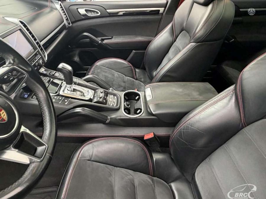 White Porsche Cayenne 2016 in Vilnius, with an engine capacity of 3.60 L and mileage of 202 thousand km for 20900 €, photo 25 on AUTOMOTO.COM.LV