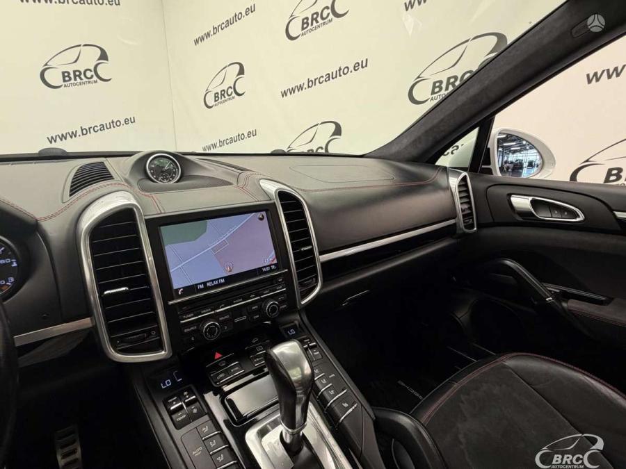 White Porsche Cayenne 2016 in Vilnius, with an engine capacity of 3.60 L and mileage of 202 thousand km for 20900 €, photo 28 on AUTOMOTO.COM.LV