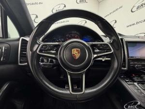 White Porsche Cayenne 2016 in Vilnius, with an engine capacity of 3.60 L and mileage of 202 thousand km for 20900 €, photo 29 on AUTOMOTO.COM.LV