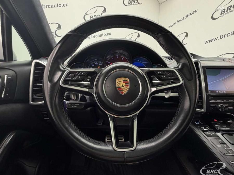 White Porsche Cayenne 2016 in Vilnius, with an engine capacity of 3.60 L and mileage of 202 thousand km for 20900 €, photo 29 on AUTOMOTO.COM.LV