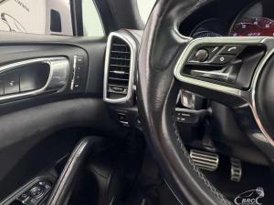 White Porsche Cayenne 2016 in Vilnius, with an engine capacity of 3.60 L and mileage of 202 thousand km for 20900 €, photo 31 on AUTOMOTO.COM.LV