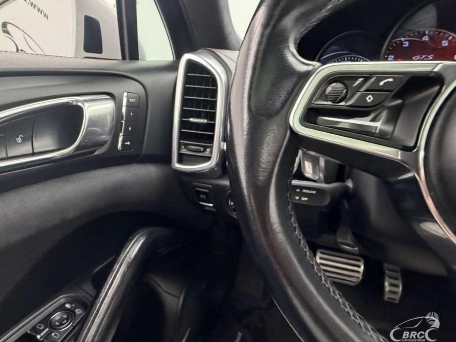 White Porsche Cayenne 2016 in Vilnius, with an engine capacity of 3.60 L and mileage of 202 thousand km for 20900 €, photo 31 on AUTOMOTO.COM.LV