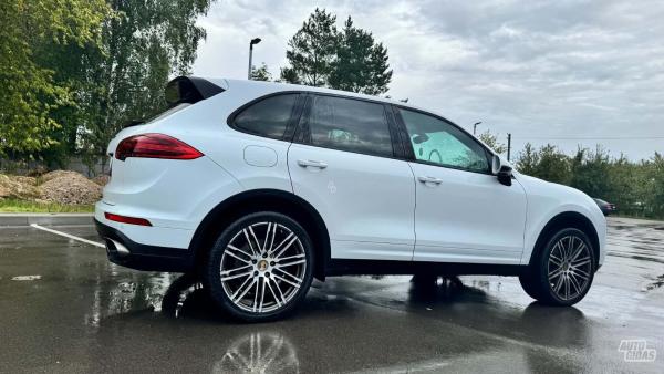 White Porsche Cayenne 2016 in Panevezys, with an engine capacity of 3.60 L and mileage of 253 thousand km for 16800 €, photo 1 on AUTOMOTO.COM.LV