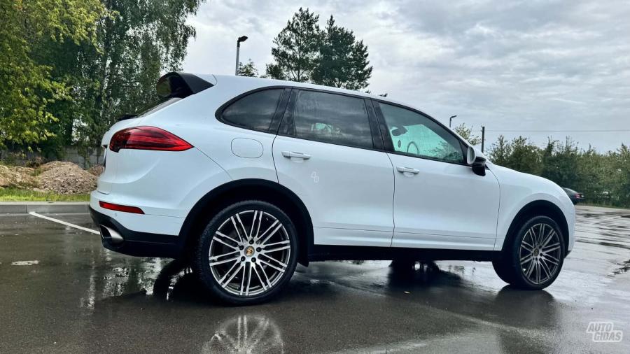 Balts Porsche Cayenne 2016 Panevēža, ar dzinēja tilpumu 3.60 L un nobraukumu 253 tūkst. km par 16800 €, foto 1 vietnē AUTOMOTO.COM.LV