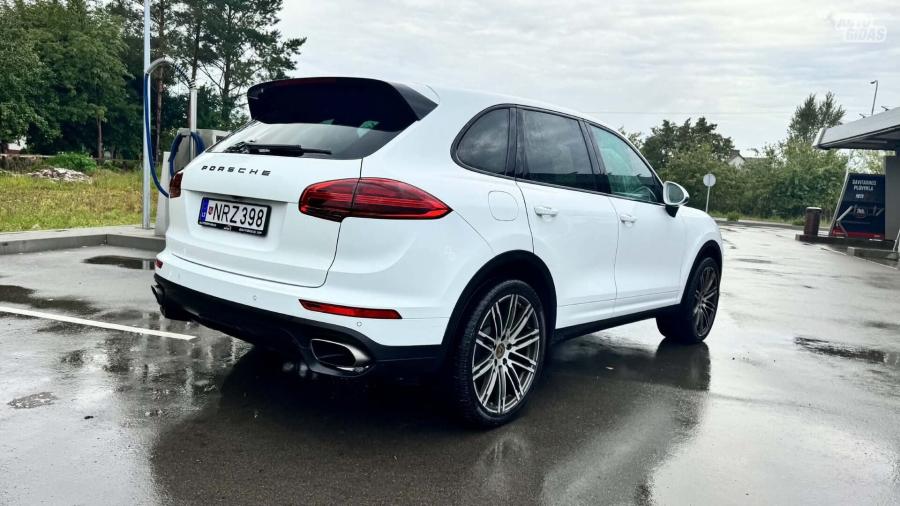 Balts Porsche Cayenne 2016 Panevēža, ar dzinēja tilpumu 3.60 L un nobraukumu 253 tūkst. km par 16800 €, foto 4 vietnē AUTOMOTO.COM.LV