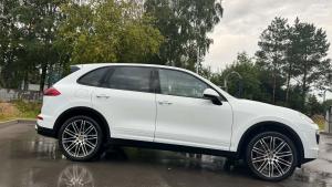 Balts Porsche Cayenne 2016 Panevēža, ar dzinēja tilpumu 3.60 L un nobraukumu 253 tūkst. km par 16800 €, foto 5 vietnē AUTOMOTO.COM.LV