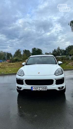 Balts Porsche Cayenne 2016 Panevēža, ar dzinēja tilpumu 3.60 L un nobraukumu 253 tūkst. km par 16800 €, foto 6 vietnē AUTOMOTO.COM.LV