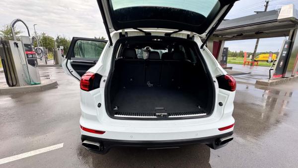 White Porsche Cayenne 2016 in Panevezys, with an engine capacity of 3.60 L and mileage of 253 thousand km for 16800 €, photo 8 on AUTOMOTO.COM.LV