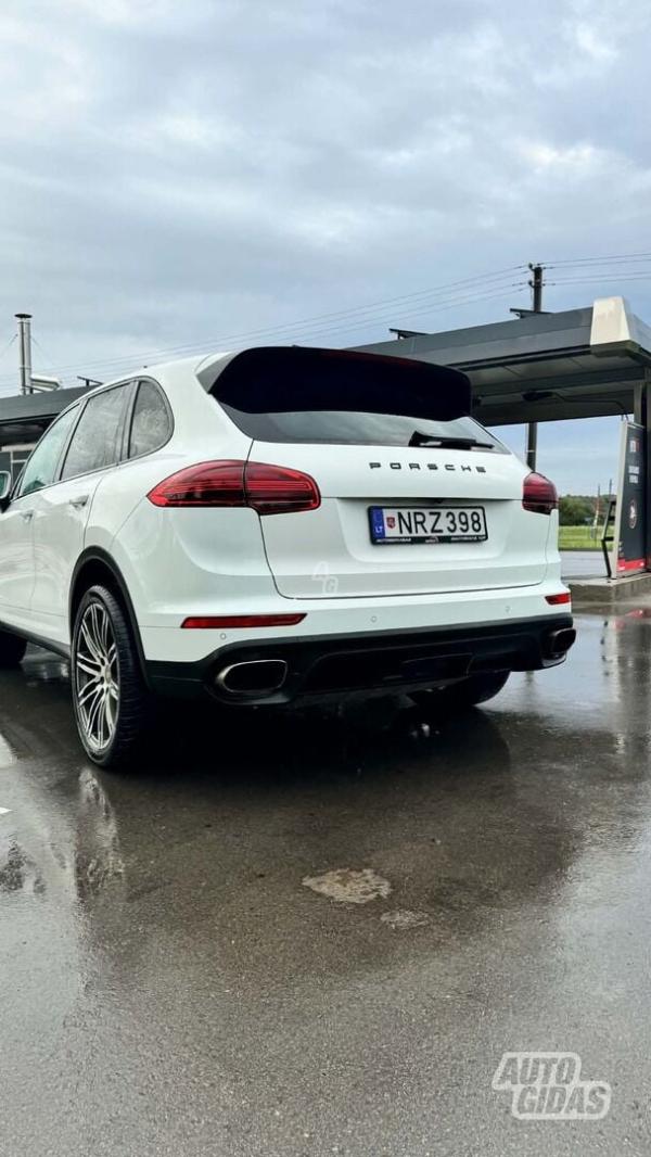 White Porsche Cayenne 2016 in Panevezys, with an engine capacity of 3.60 L and mileage of 253 thousand km for 16800 €, photo 9 on AUTOMOTO.COM.LV
