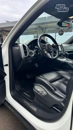 Balts Porsche Cayenne 2016 Panevēža, ar dzinēja tilpumu 3.60 L un nobraukumu 253 tūkst. km par 16800 €, foto 14 vietnē AUTOMOTO.COM.LV