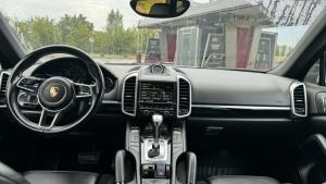 Balts Porsche Cayenne 2016 Panevēža, ar dzinēja tilpumu 3.60 L un nobraukumu 253 tūkst. km par 16800 €, foto 17 vietnē AUTOMOTO.COM.LV