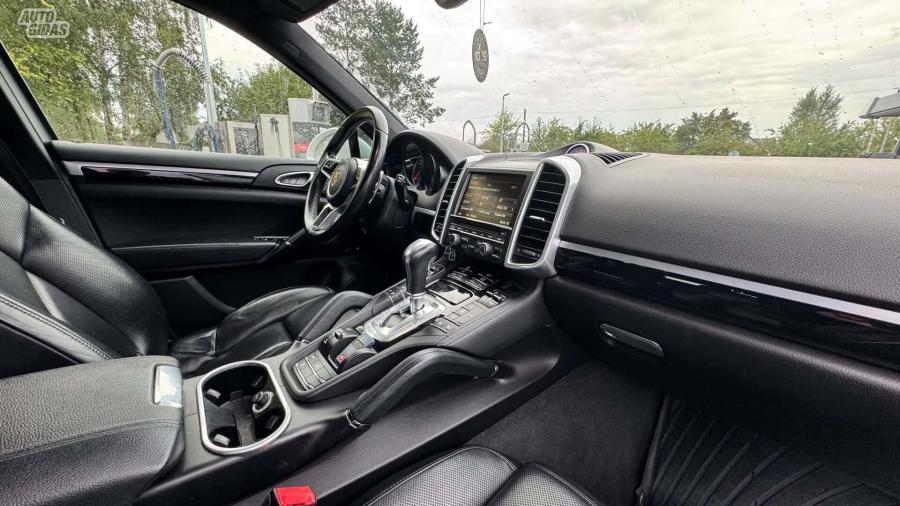 Balts Porsche Cayenne 2016 Panevēža, ar dzinēja tilpumu 3.60 L un nobraukumu 253 tūkst. km par 16800 €, foto 18 vietnē AUTOMOTO.COM.LV