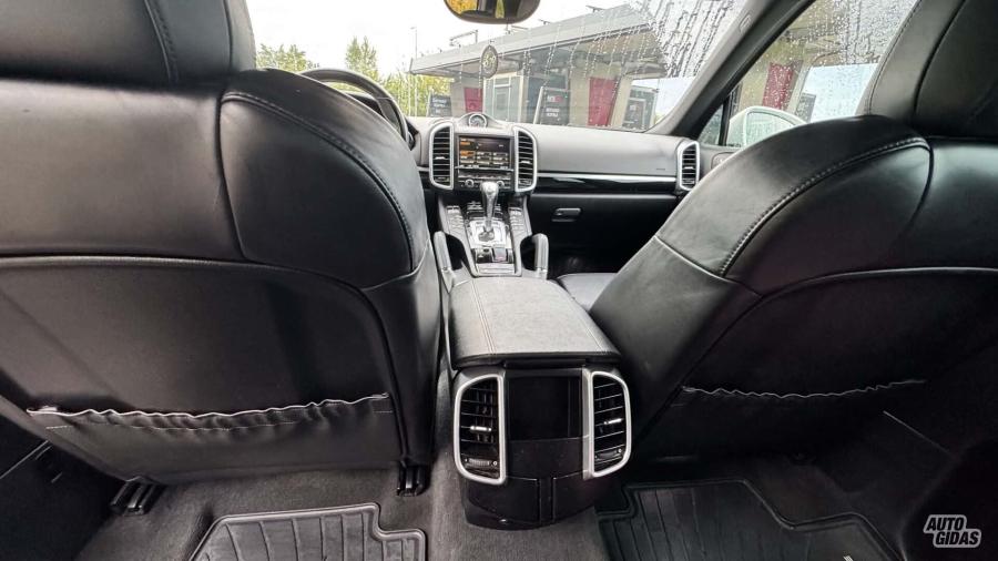 Balts Porsche Cayenne 2016 Panevēža, ar dzinēja tilpumu 3.60 L un nobraukumu 253 tūkst. km par 16800 €, foto 19 vietnē AUTOMOTO.COM.LV