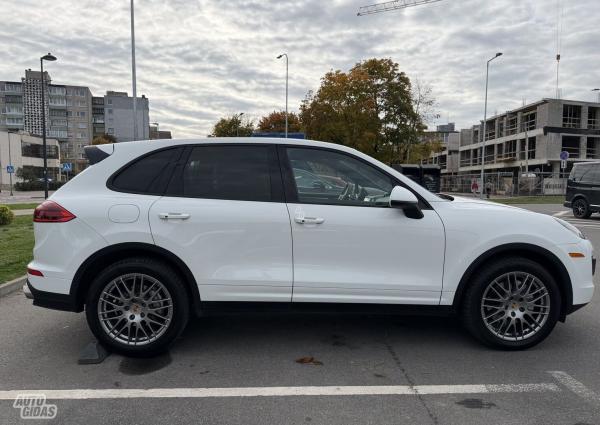 White Porsche Cayenne 2016 in Vilnius, with an engine capacity of 3.60 L and mileage of 290 thousand km for 19900 €, photo 6 on AUTOMOTO.COM.LV