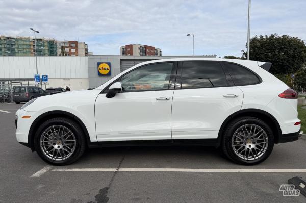 White Porsche Cayenne 2016 in Vilnius, with an engine capacity of 3.60 L and mileage of 290 thousand km for 19900 €, photo 7 on AUTOMOTO.COM.LV