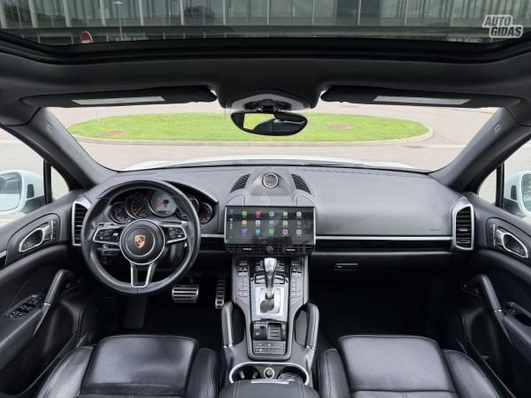 White Porsche Cayenne 2016 in Vilnius, with an engine capacity of 3.60 L and mileage of 290 thousand km for 19900 €, photo 11 on AUTOMOTO.COM.LV