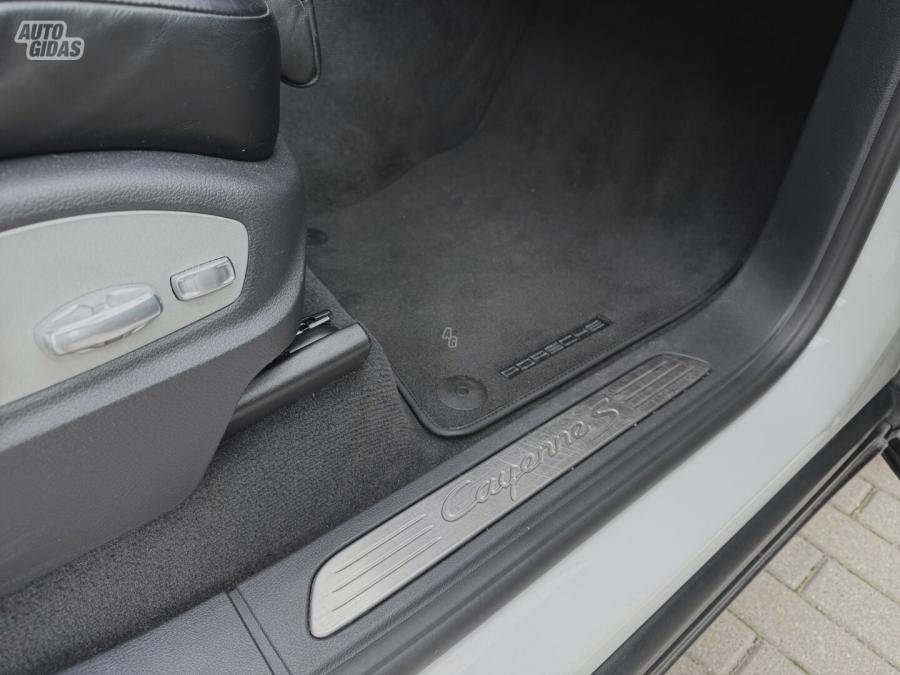Balts Porsche Cayenne 2016 Viļņa, ar dzinēja tilpumu 3.60 L un nobraukumu 290 tūkst. km par 19900 €, foto 27 vietnē AUTOMOTO.COM.LV
